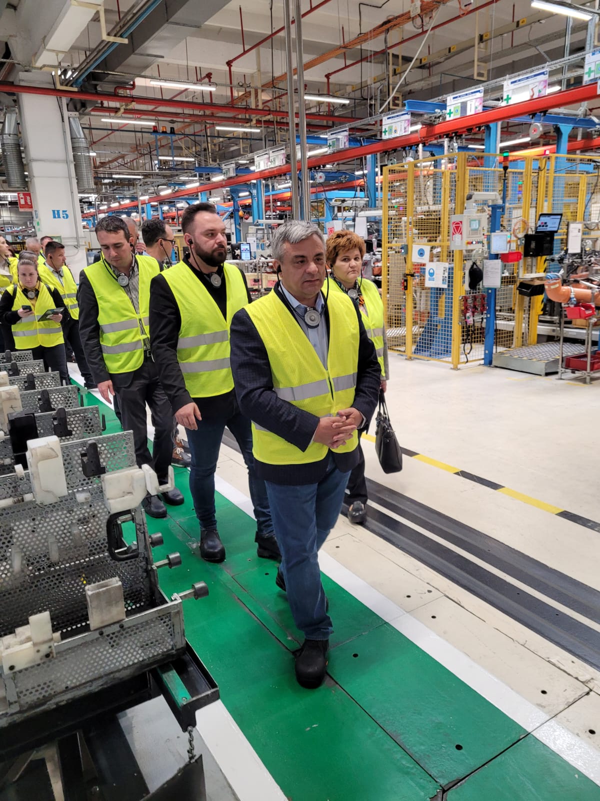 Deputatul Adrian Miuțescu- vizită la Dacia cu Comisia pentru Industrii ...