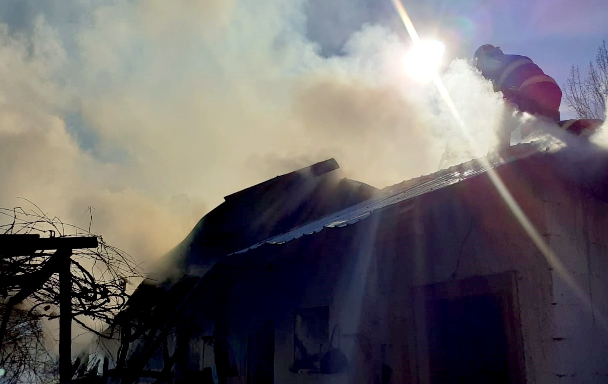 Incendiu la o casă bătrânească din comuna Budeasa | Foto Press 24