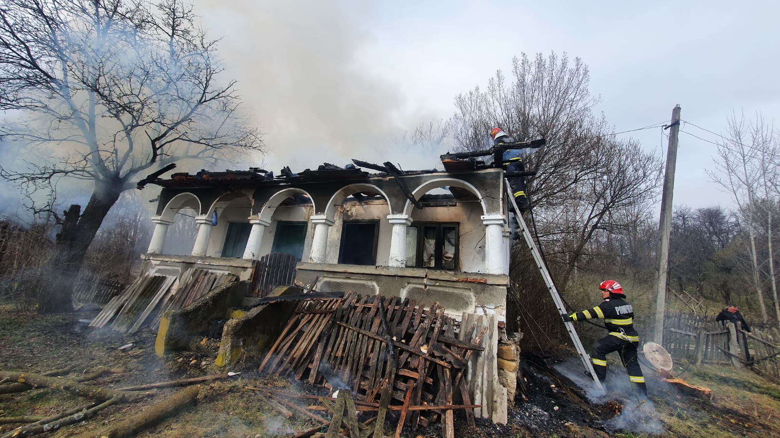 Incendiu la o casă bătrânească din comuna Valea Danului | Foto Press 24
